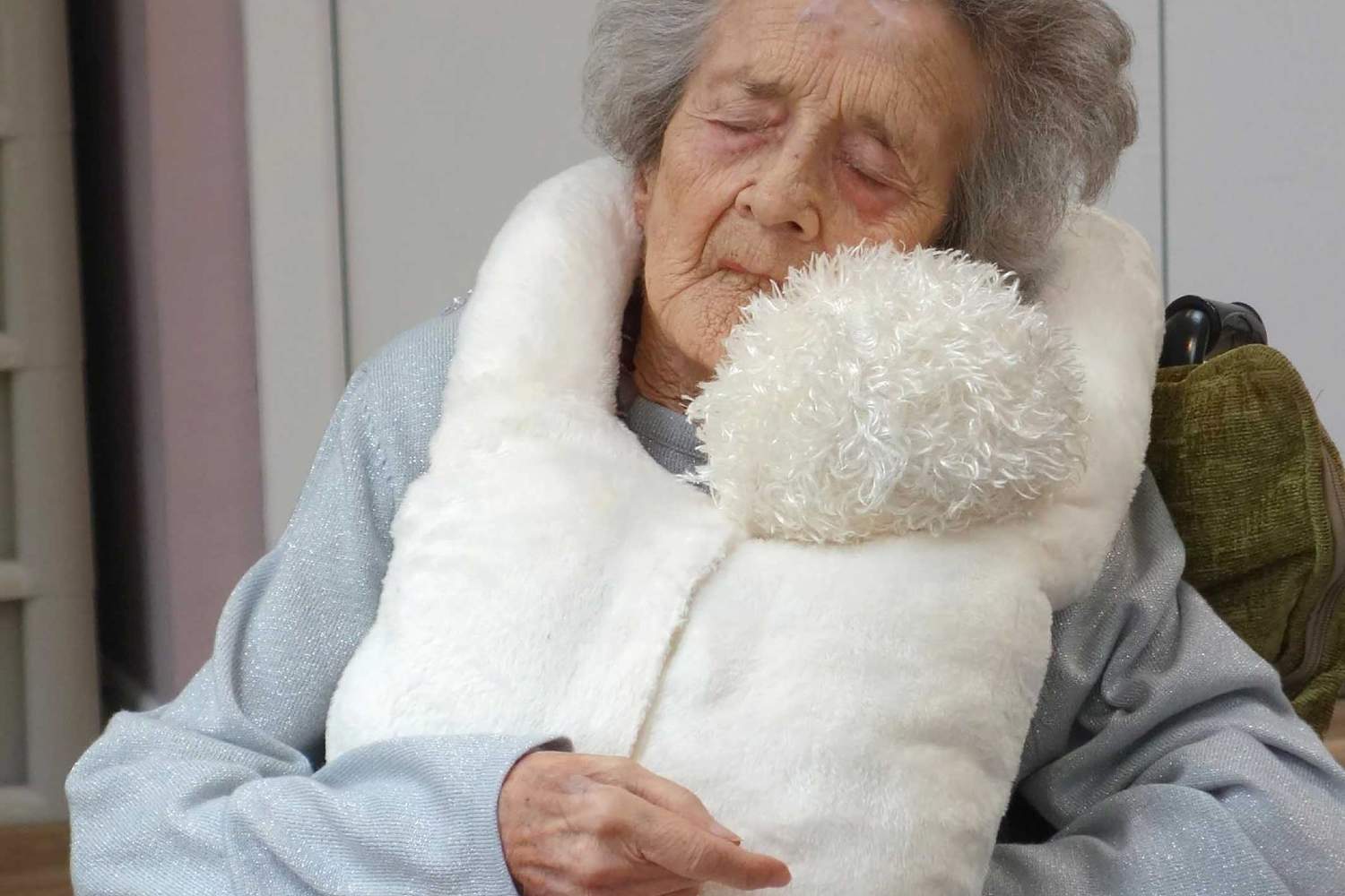 Personalised ‘hugs’ aim to help people with dementia – UKRI